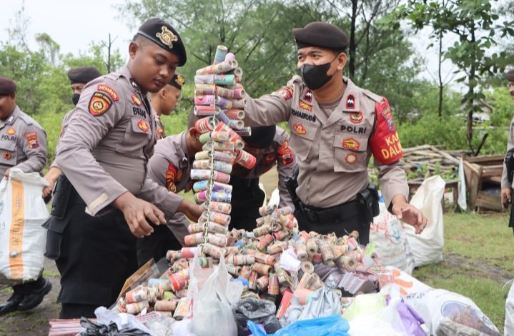 Pemusnahan Ribuan Butir dan Bubuk Petasan Hasil Razia Polres Tegal Kota Libatkan Tim Gegana ...
