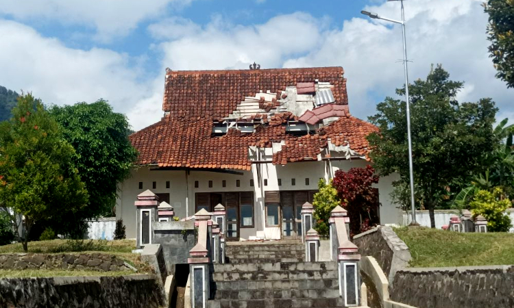 Atap Balai Karya di Gumelem Wetan Nyaris Roboh, Begini Kata Pj Bupati ...