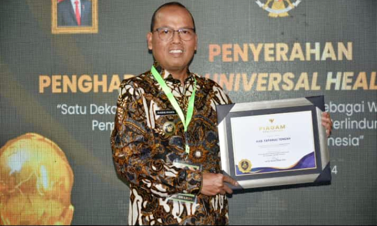 Raih Predikat UHC, Pj Bupati Tapteng Terima Penghargaan dari Wapres RI - SUARA INDONESIA