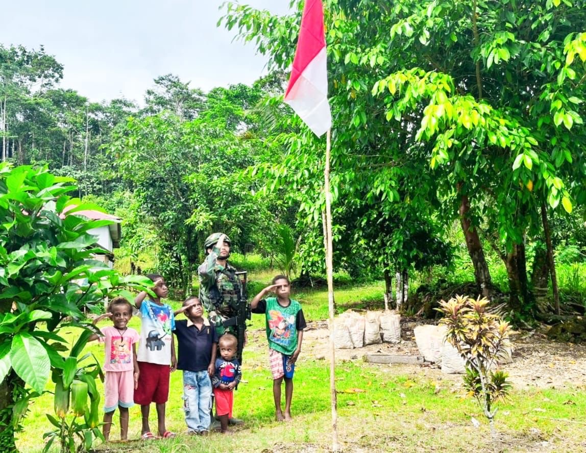 Satgas Yonif 501 Madiun Kibarkan Merah Putih di Papua - SUARA INDONESIA