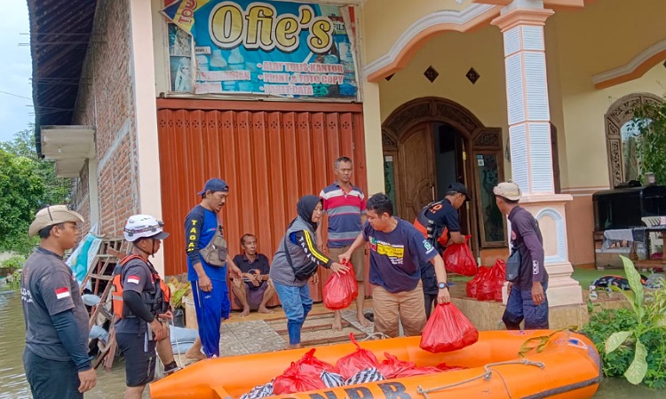 Dinsos Jombang Dirikan Dapur Umum Bantu Warga Terdampak Banjir di Kesamben - Sumber ...
