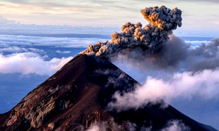 Menyaksikan Keindahan Alam Puncak Jengger, Wisata Alam Eksotis di ...