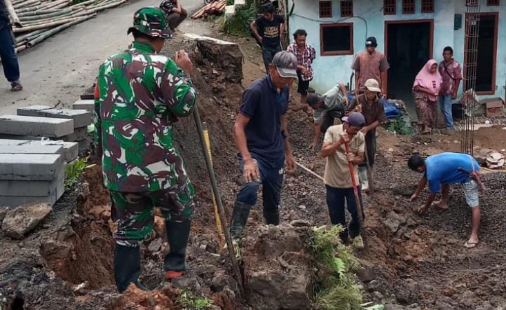 Personel TNI Terjun Bantu Warga Bersihkan Material Longsor di Cimanggu Cilacap - SUARA INDONESIA