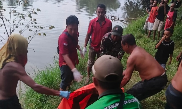 Geger! Warga Temukan Sosok Mayat Tanpa Identitas Mengambang di Sungai Lusi Blora - SUARA INDONESIA