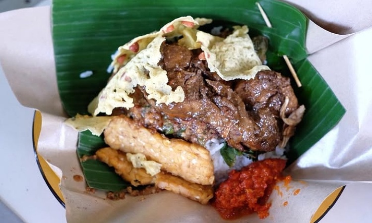 Pecel Pincuk: Kelezatan Pecel Tradisional dengan Sajian Daun Pisang ...