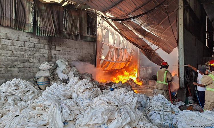 Pabrik Plastik di Jombang Ludes Dilalap Api, Tim Pemadam Kebakaran Masih Berjuang - Sumber ...