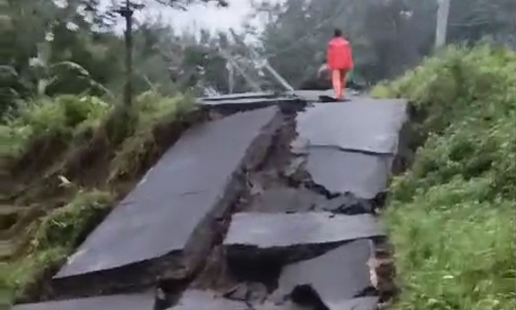 Tanah Longsor di Pemalang Sebabkan Jalan Penghubung Antarkecamatan ...