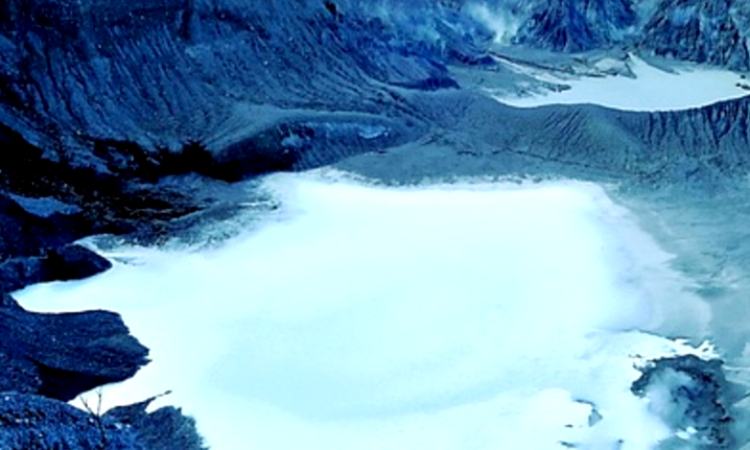 Karaha Bodas: Eksplorasi Kawah Gunung Api Muda dengan Sumber Air Panas ...