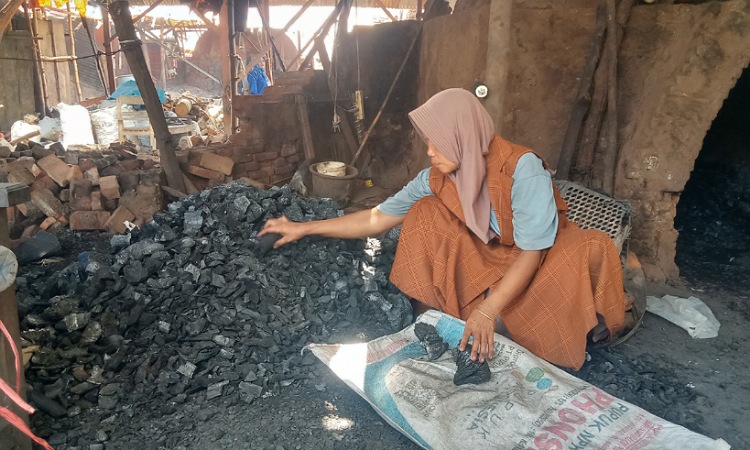 Pembuatan Arang di Jombang: Solusi Ramah Lingkungan dan Sumber Ekonomi ...