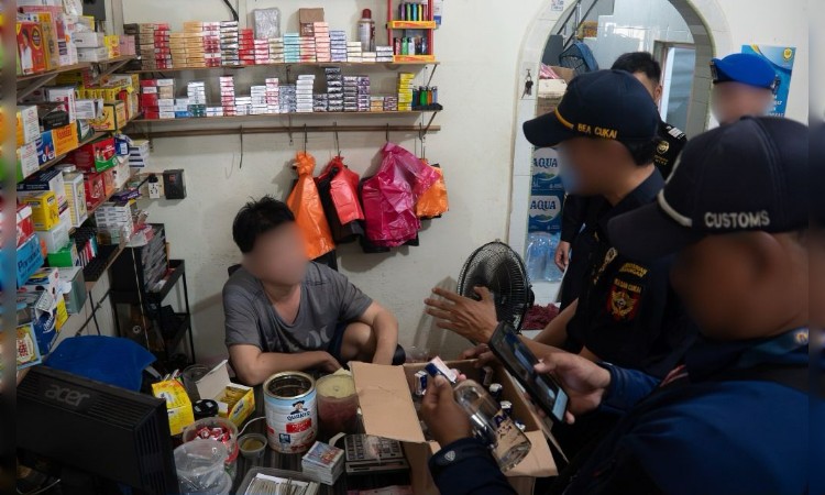 Berantas Rokok Ilegal, Bea Cukai Karimun Gelar Operasi Pasar Bersama POM TNI - SUARA INDONESIA