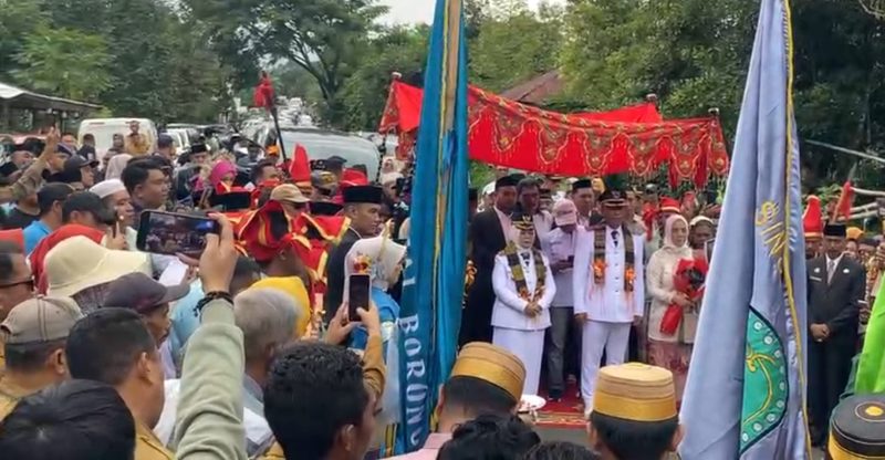 Sertijab Bupati Sinjai, Ribuan ASN dan Siswa Sambut Kedatangan Ratnawati Arief di Perbatasan ...