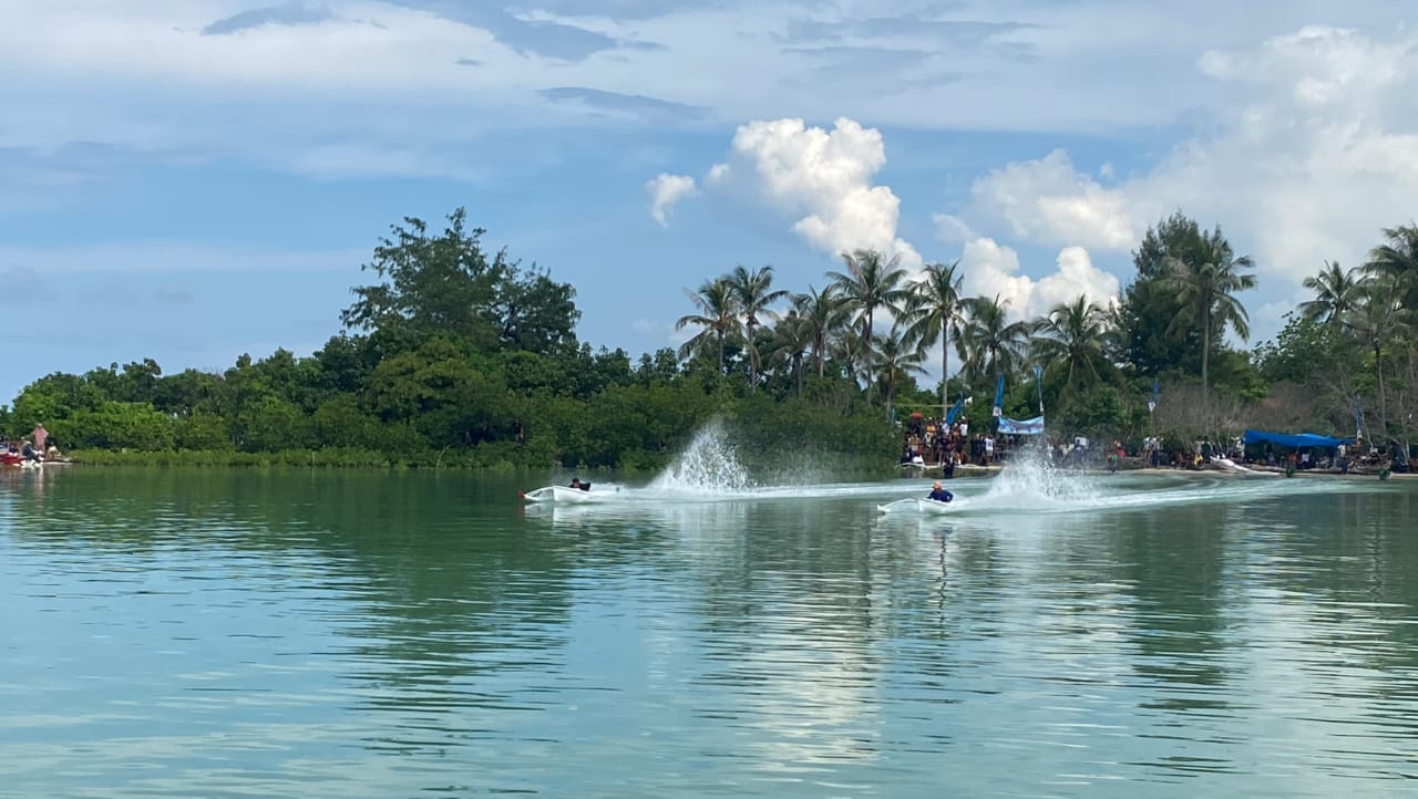Menikmati Riuhnya Perahu dan Semaraknya Tradisi di Festival Pantai ...