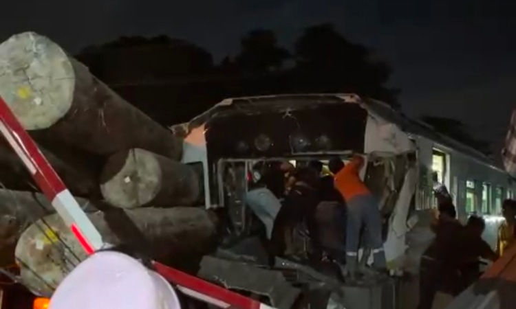 Kereta Api Commuter Line Tabrak Truk Kontainer Angkut Kayu Gelondongan di Gresik - SUARA INDONESIA