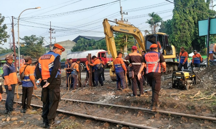 Jalur Perlintasan Sebidang Lokasi Kecelakaan Kereta Api vs Truk Trailer di Gresik Ditutup ...