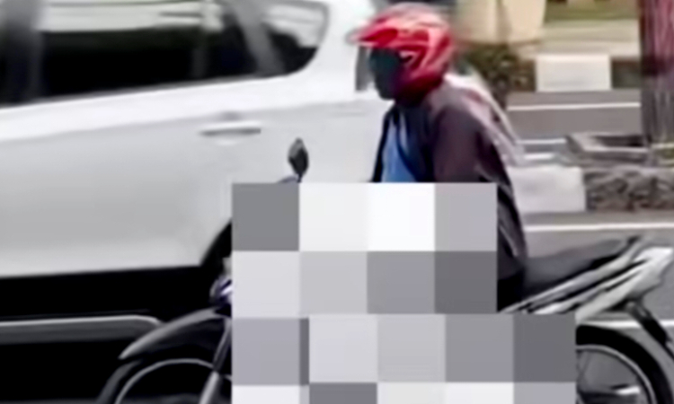 Aksi Tak Senonoh di Depan Icon Mall Gresik Terekam Kamera, Warganet Desak Polisi Bertindak ...