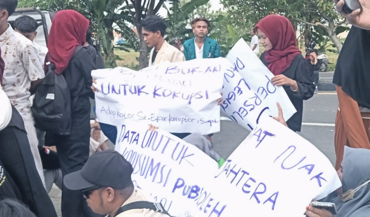 Geruduk Gedung DPRD Sumenep, Mahasiswa Ultimatum Dinsos Suarakan Empat Tuntutan - SUARA INDONESIA