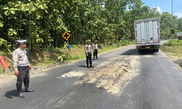 Ruas Jalan di Ring Road Rusak, Ini Langkah Polisi Tuban - SUARA INDONESIA