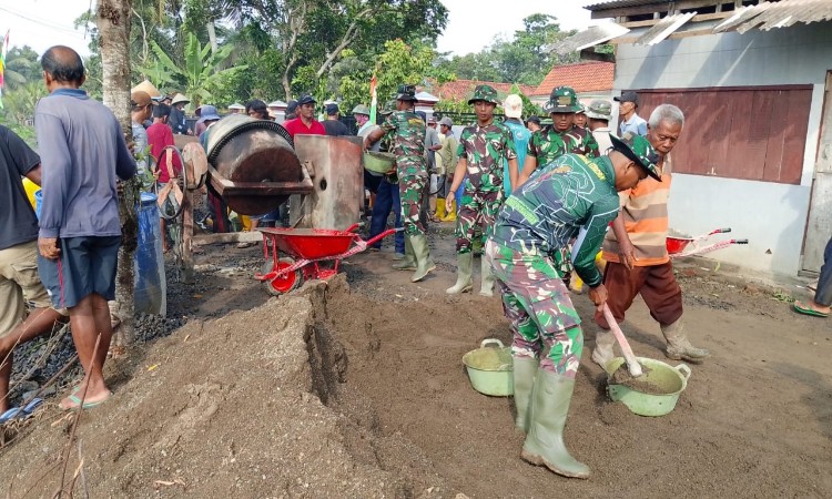 TMMD, Warga-TNI Gotong Royong Perbaiki Jalan di Desa Kaliwungu Cilacap - SUARA INDONESIA