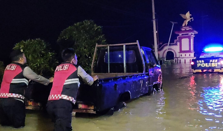 Banjir Rendam Jalan di Patean Sumenep sejak Semalam, Arus Lalu Lintas Dialihkan - SUARA INDONESIA