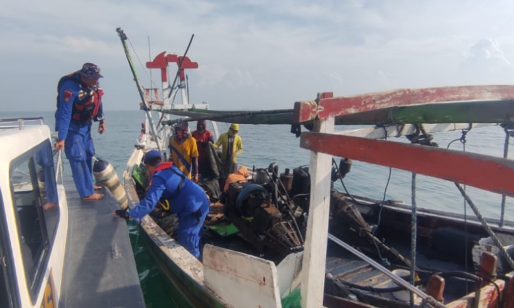 Tangkap Ikan Pakai Jaring Pukat Trawl, Tiga Perahu Nelayan Tertangkap di Perairan Gresik - SUARA ...