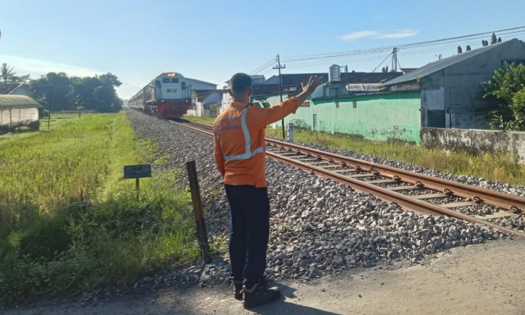 Antisipasi Libur Panjang, KAI Daop 9 Jember Tambah Petugas di Titik Rawan Kecelakaan - SUARA ...