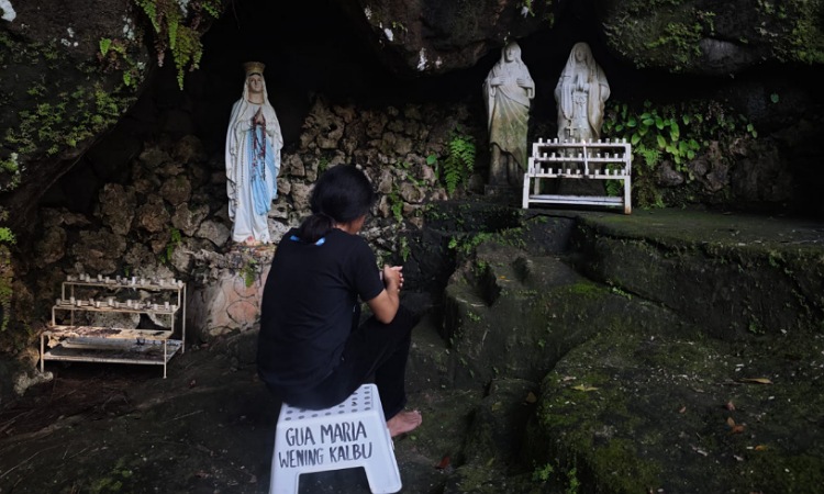 Mendaki Iman Lewat 251 Anak Tangga Menuju Goa Maria Wening Kalbu di ...