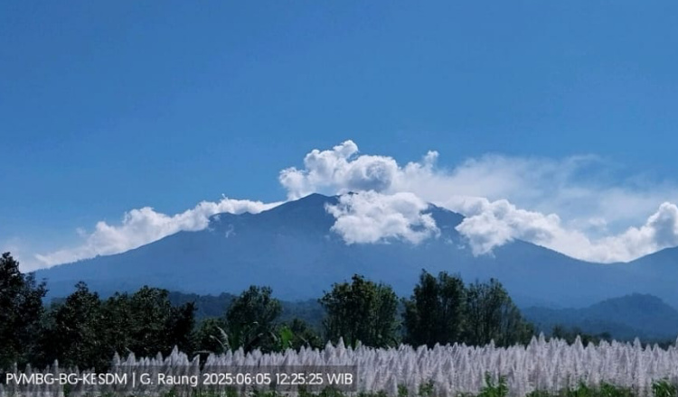 Kembali Erupsi, Gunung Raung Semburkan Abu Vulkanik Setinggi 600 Meter - SUARA INDONESIA
