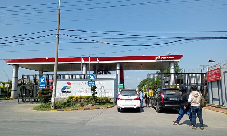 Sopir Tangki Fuel Terminal Tuban Mogok Kerja Tuntut Kenaikan Usia ...