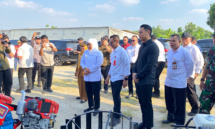 Gubernur Khofifah Serahkan 15 Unit Alsintan kepada Kelompok Tani di ...